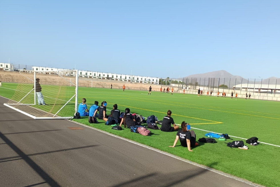 CC Yaiza pide dotar “urgentemente” al campo de fútbol de Playa Blanca de baños químicos, sombra ...